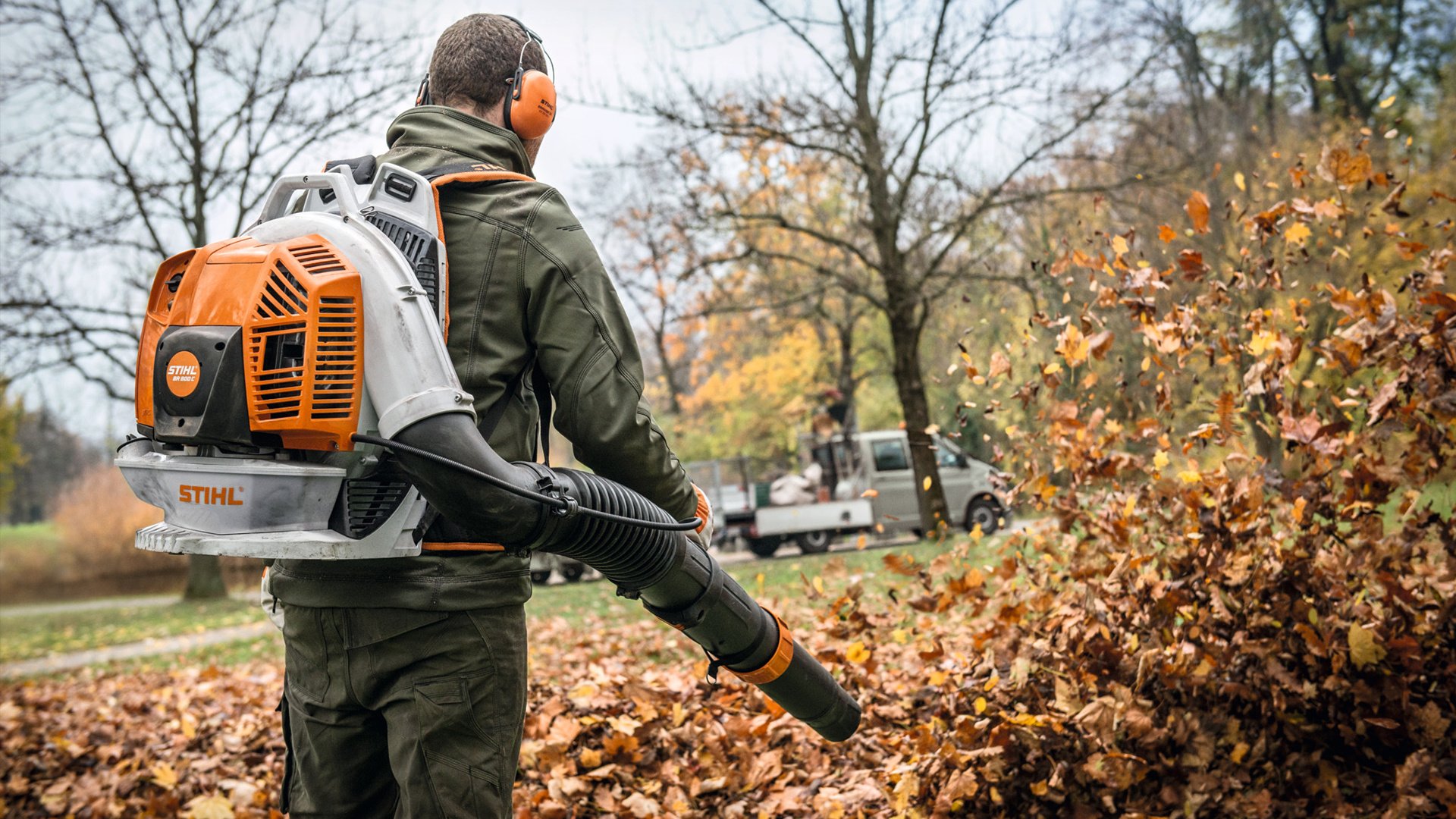Leaf Cleanup with STIHL: The Best Blowers and Vacuums for Fall